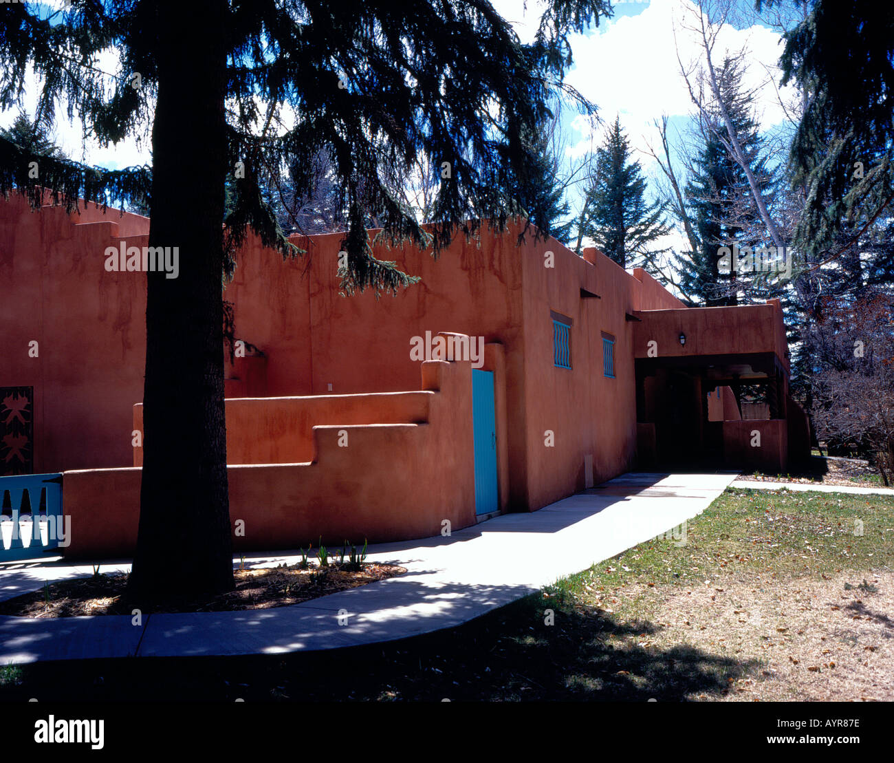 Adobe building in Santa Fe New Mexico USA. Photo by Willy Matheisl ...