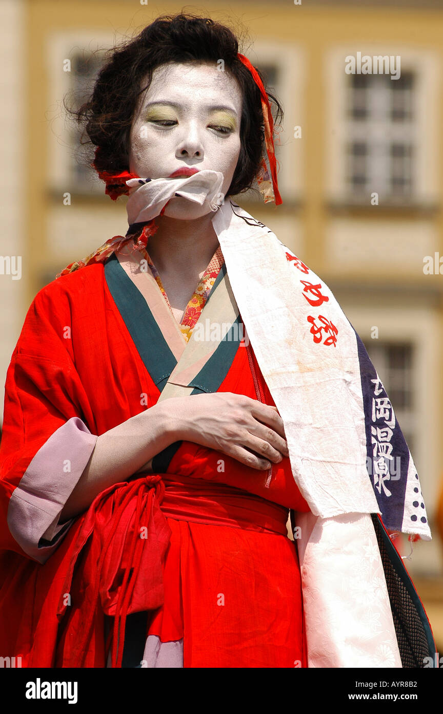 Butoh Japanese female dancer Stock Photo - Alamy