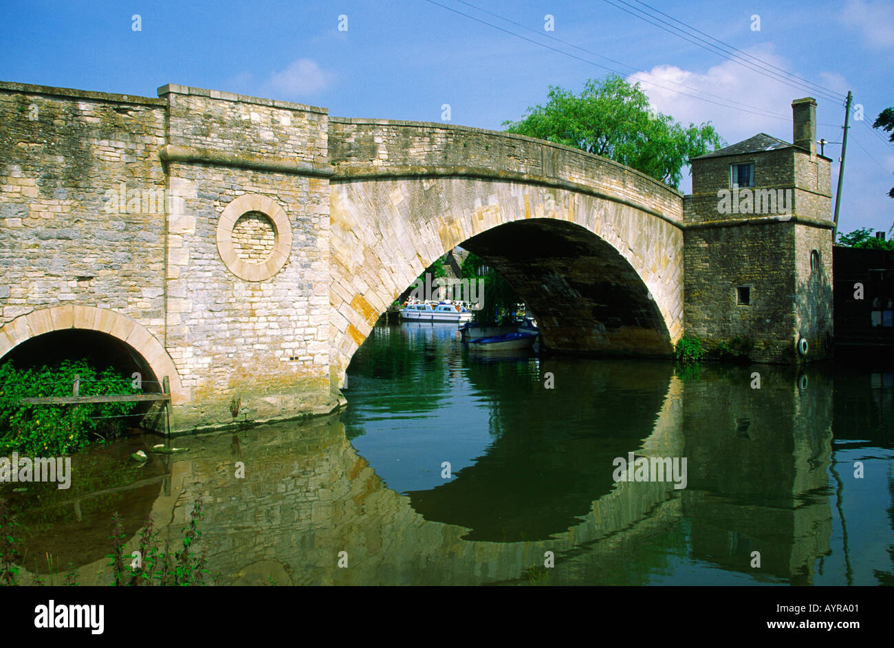 Halfpenny bridge over river lechlade hi-res stock photography and ...