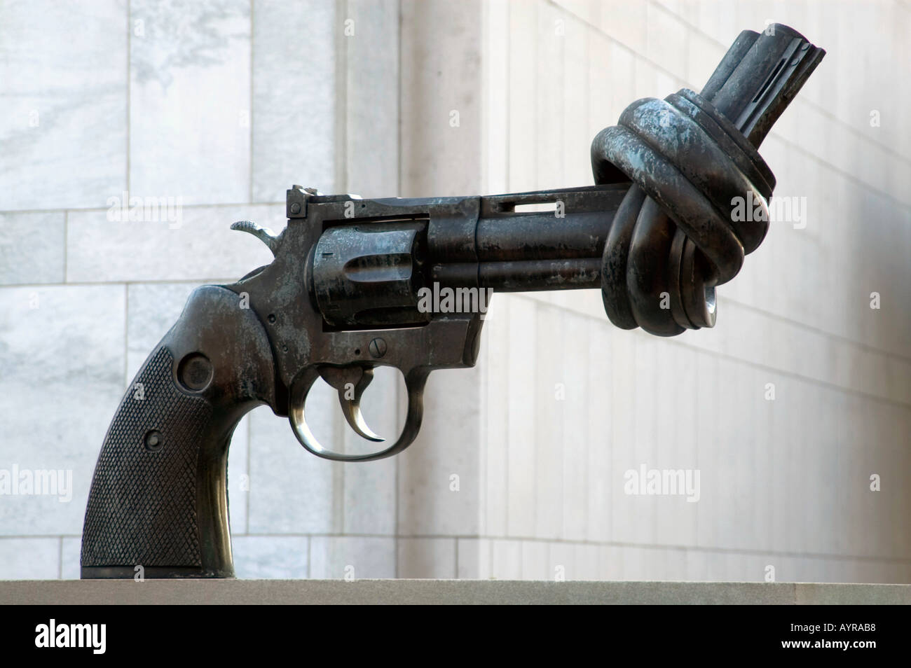 KNOTTED GUN SCULPTURE BY FREDRIK REUTERSWARD AT THE UNITED NATIONS ...