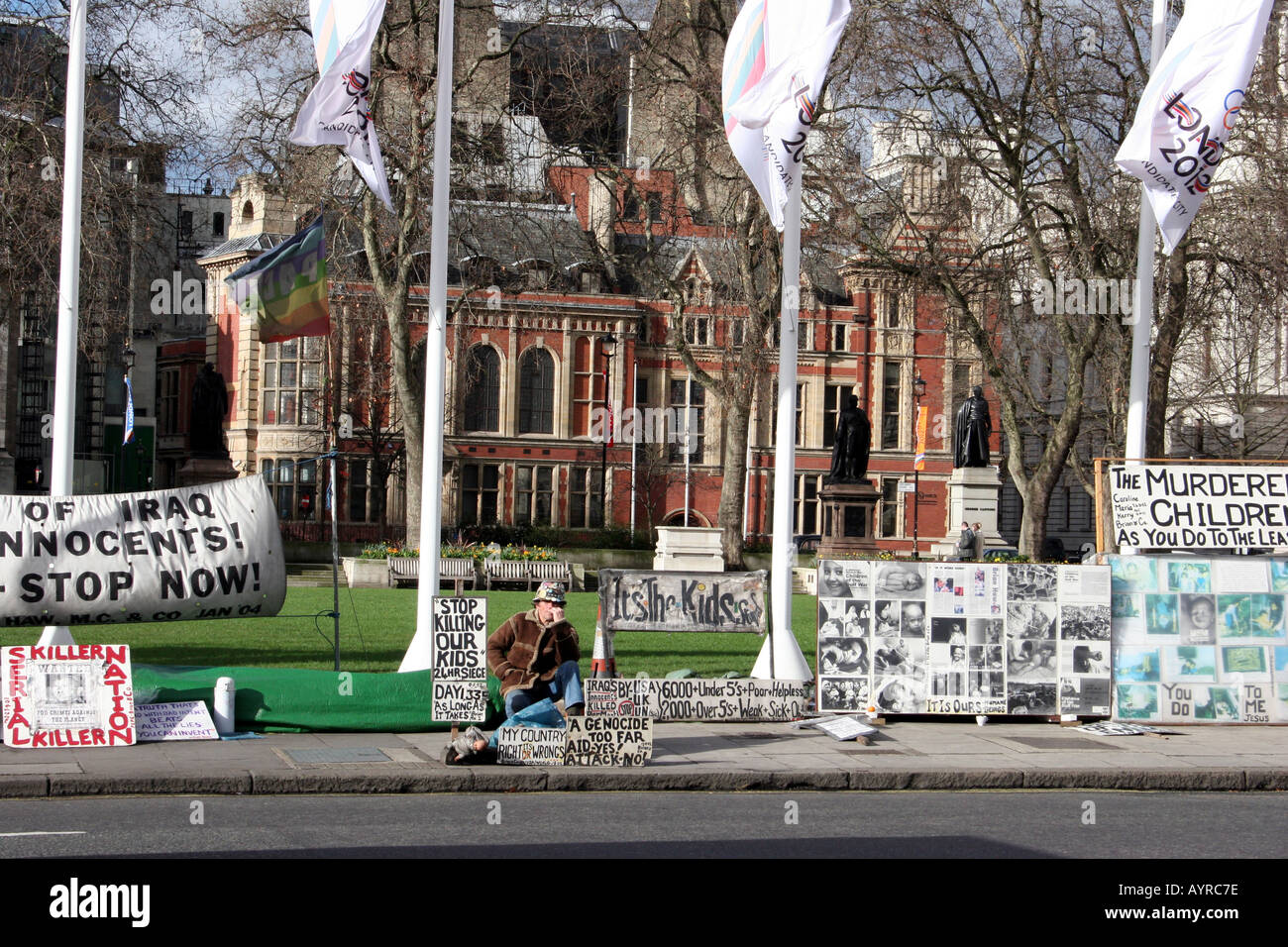 Peace sign tourist london hi-res stock photography and images - Alamy