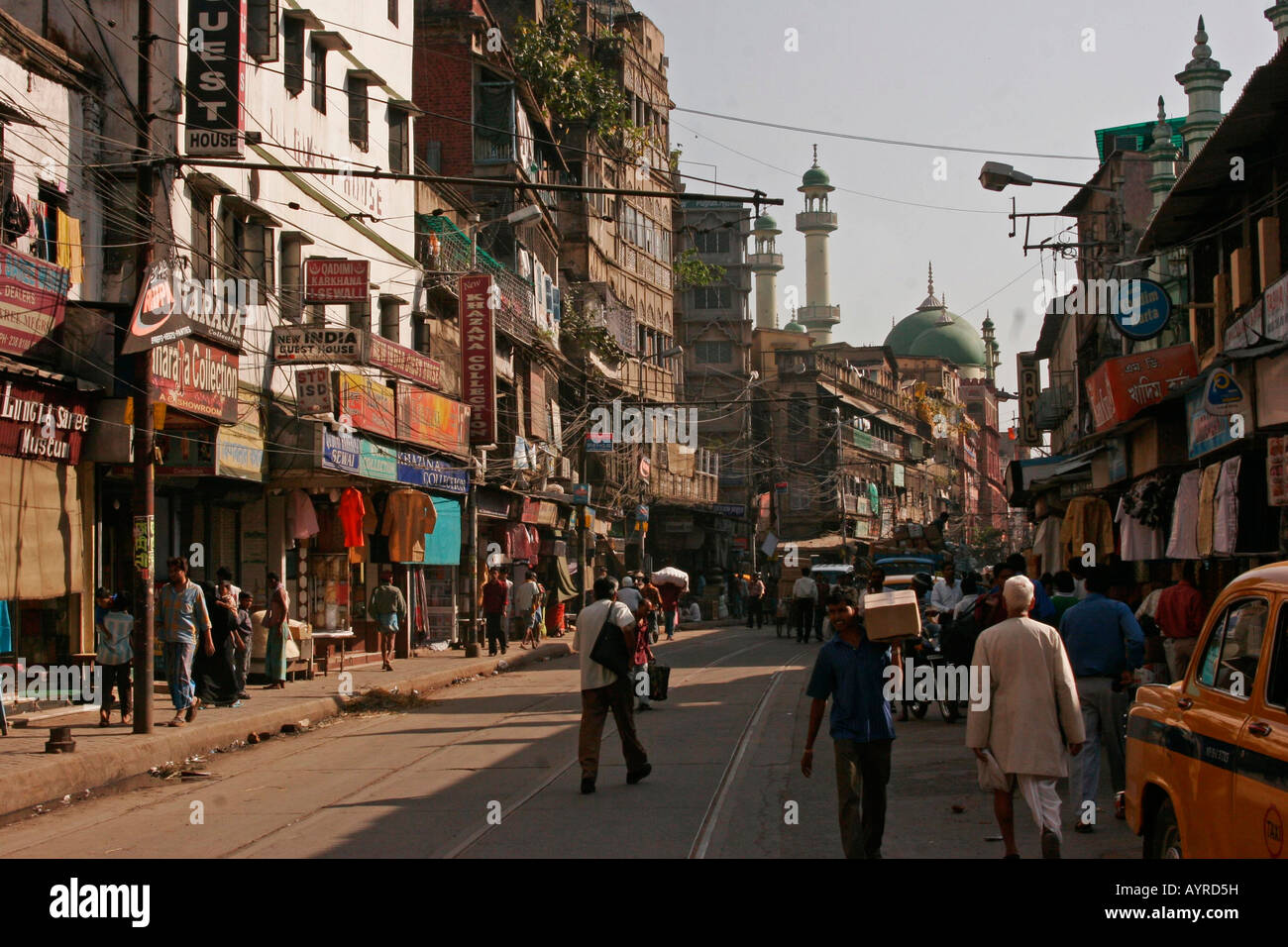 Lively street in Kolkata (Calcutta), West Bengal, India, South Asia ...
