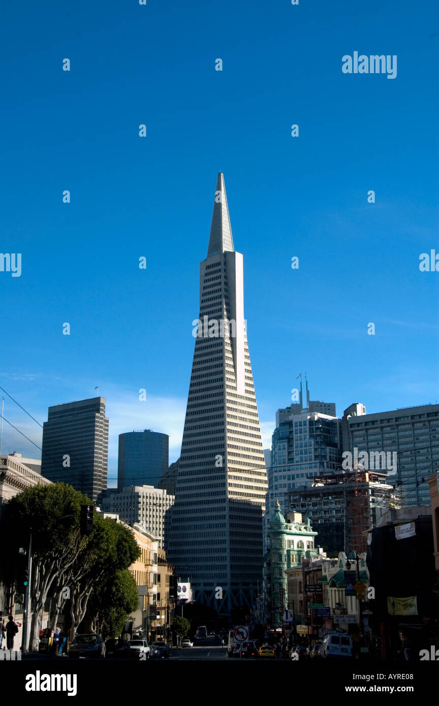 TRANSAMERICA PYRAMID BUILDING IN THE DOWNTOWN FINANCIAL DISTRICT OF SAN ...