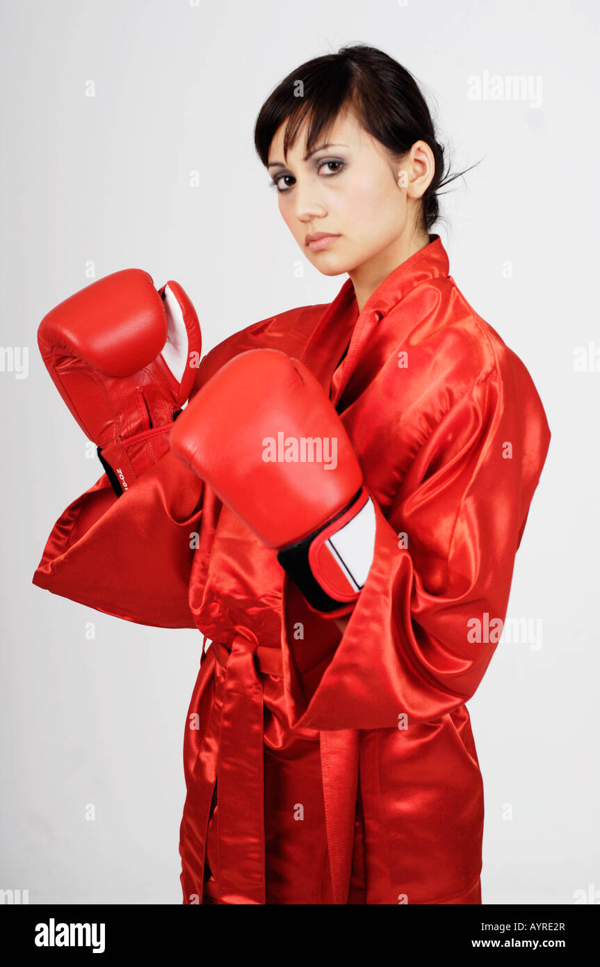 Young female boxer wearing cloak in starting position Stock Photo - Alamy