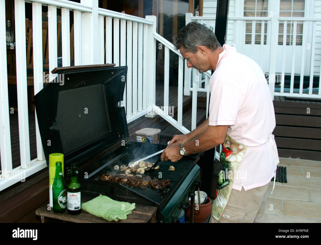 1 man grill backyard hi-res stock photography and images - Alamy