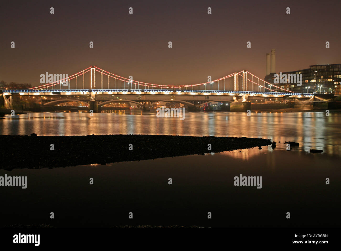 Chelsea bridge at night hi-res stock photography and images - Alamy