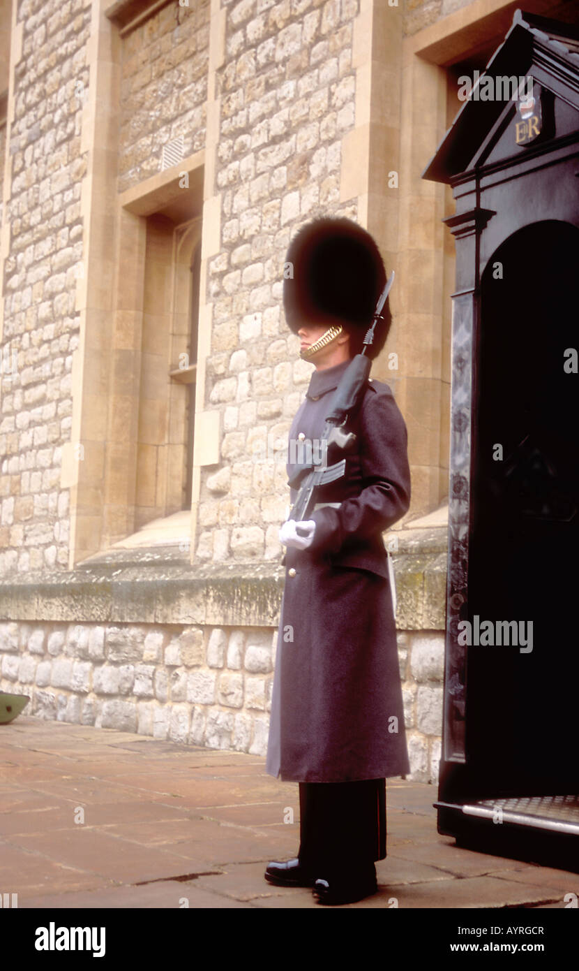 British palace guard at Tower of London Stock Photo - Alamy