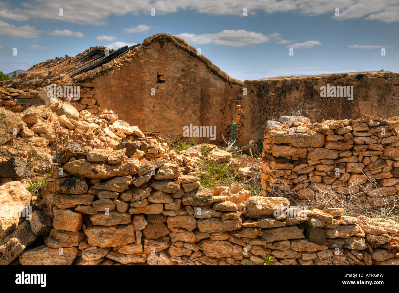 Weathered farmhouse ruins hi-res stock photography and images - Alamy
