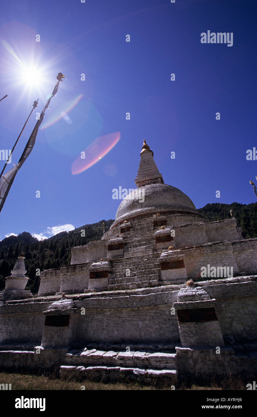 Chendebji chorten on the road between the Pele-La pass and Tongsa ...