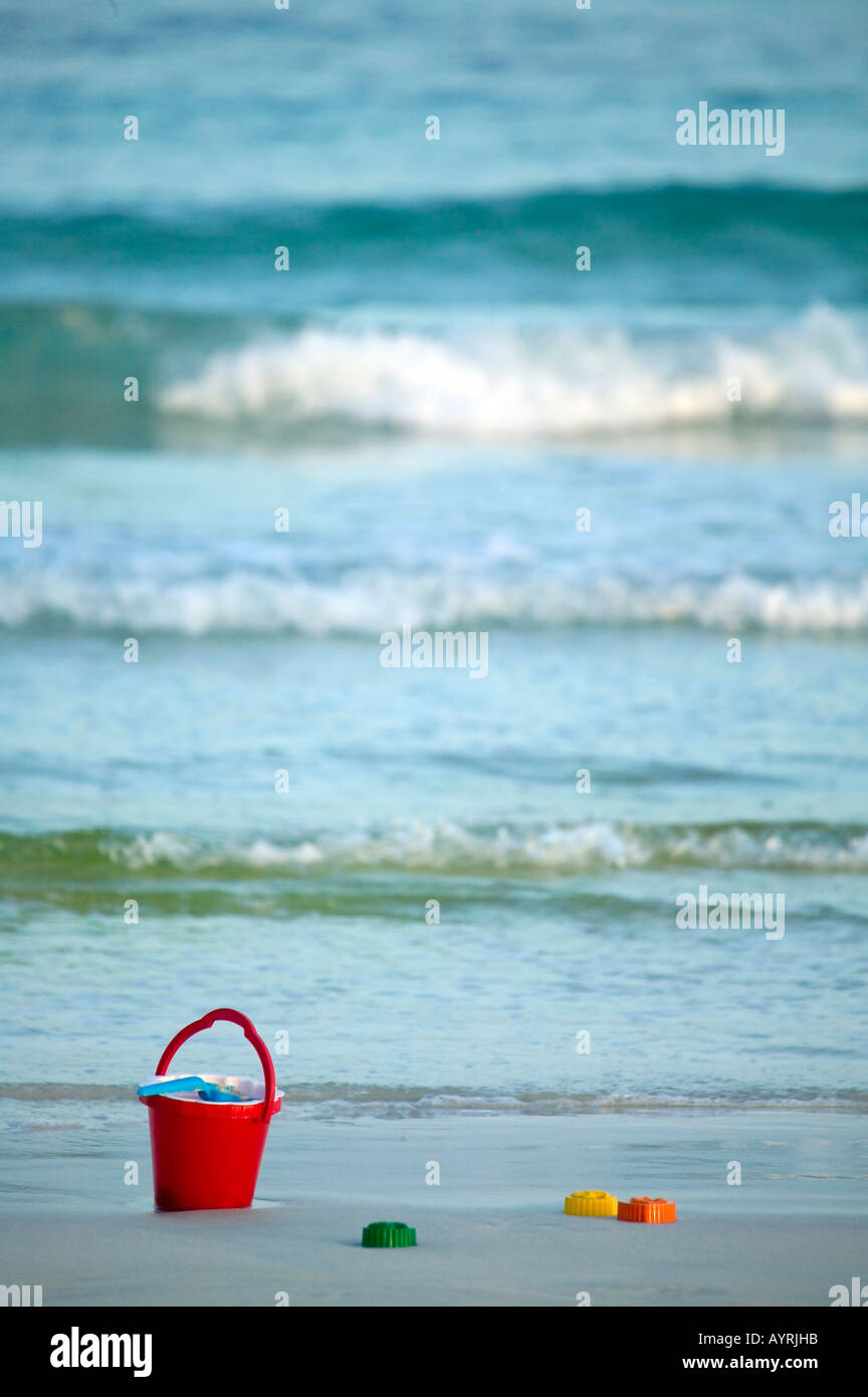 Red bucket full of sand hi-res stock photography and images - Alamy