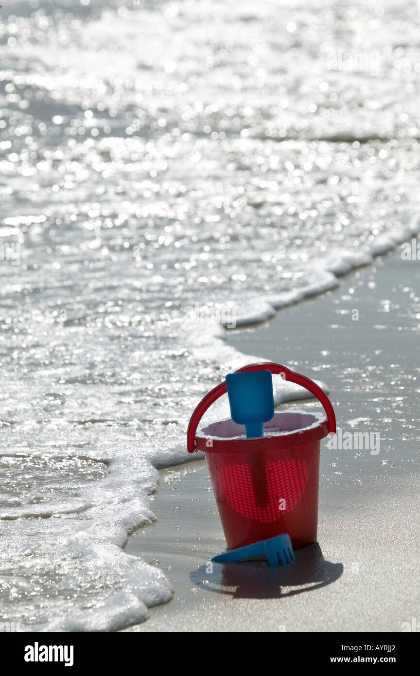 Red bucket full of sand hi-res stock photography and images - Alamy