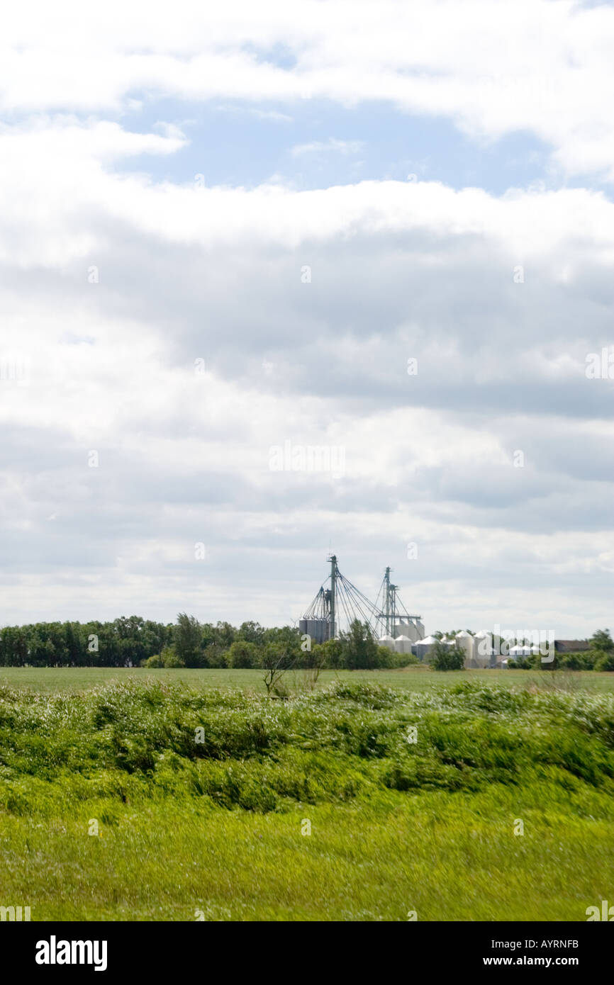 Grain elevator on the prairie horizon Stock Photo - Alamy