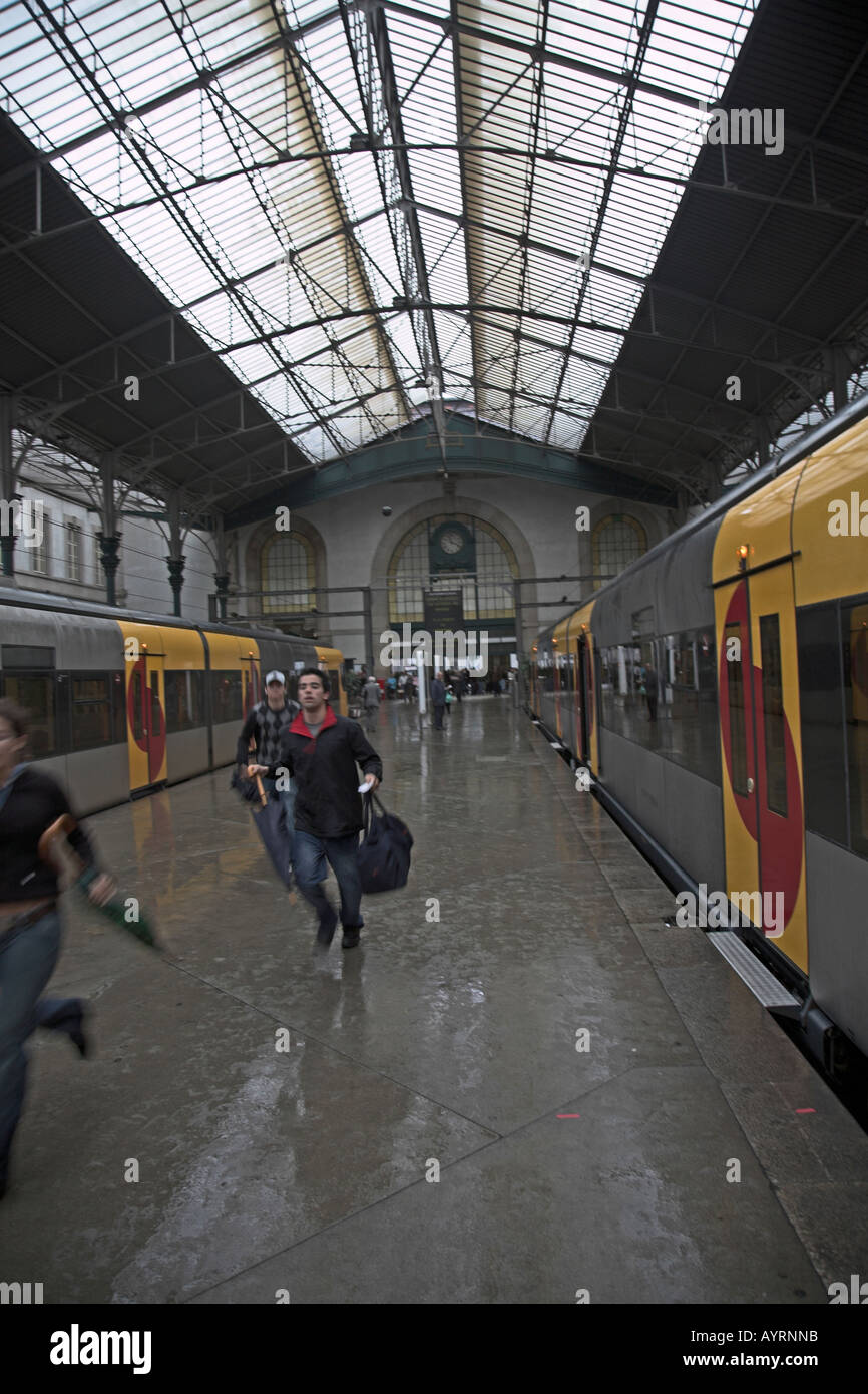 Running to catch train hi-res stock photography and images - Alamy