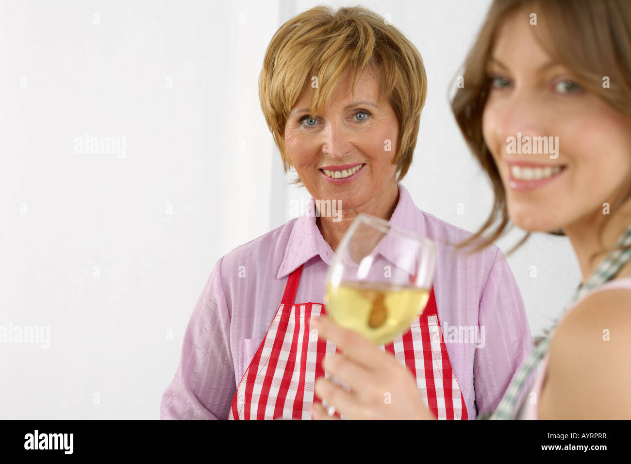 Women wearing aprons hi-res stock photography and images - Alamy