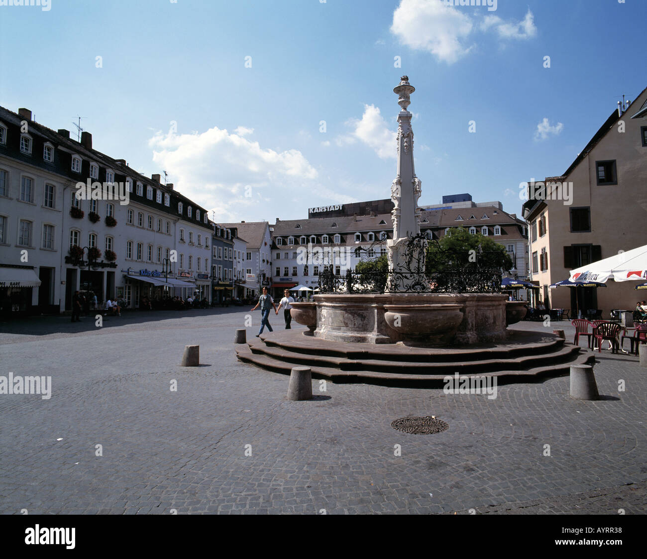 Marktplatz und barocker Marktbrunnen auf dem Sankt Johanner Markt in ...