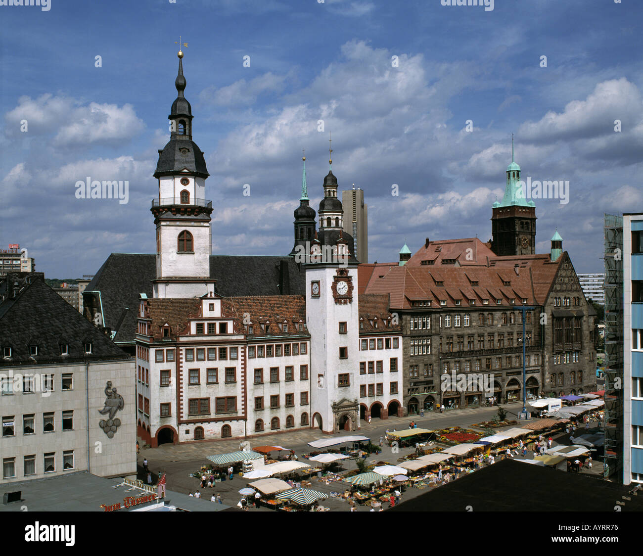 Altes Rathaus und Neues Rathaus auf dem Marktplatz, Wochenmarkt ...