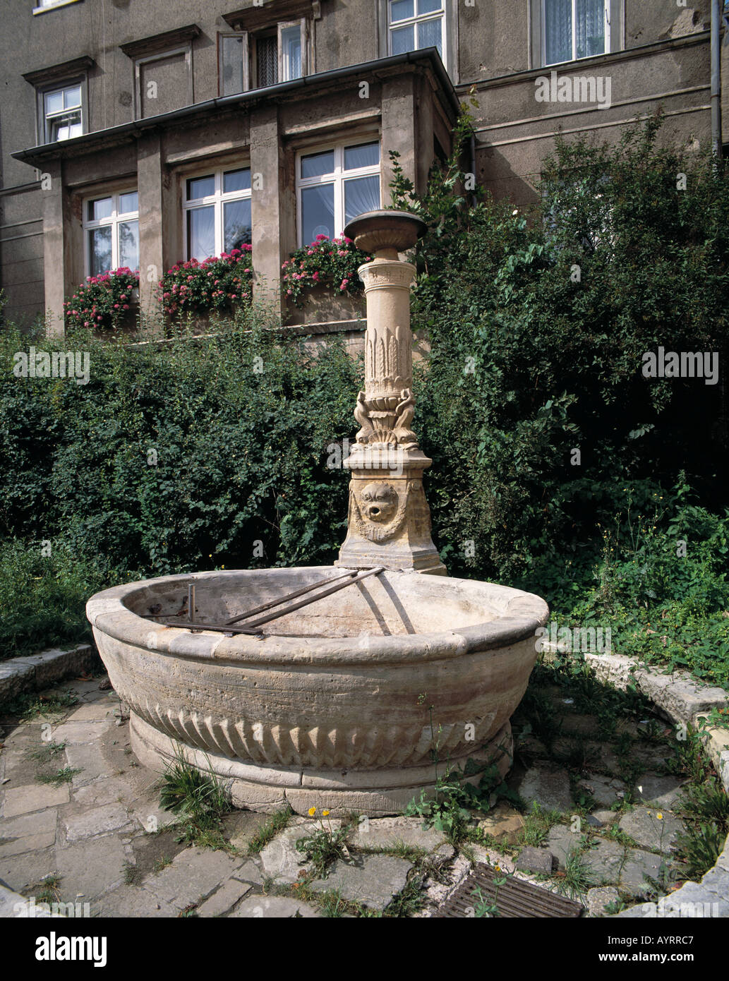 Brunnen ohne Wasser vor dem Haus der Frau von Stein in Weimar ...