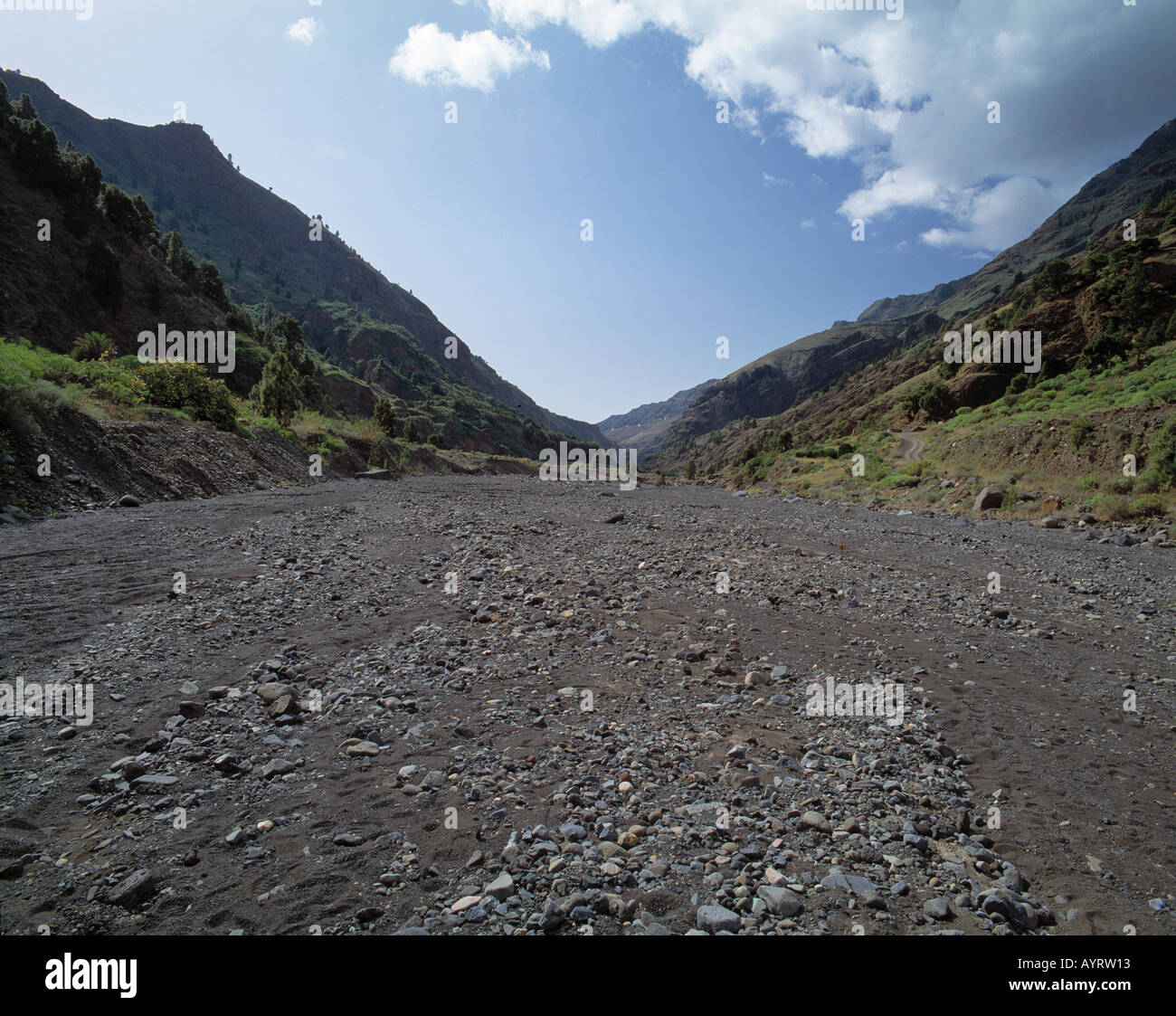 ausgetrocknetes Flussbett, Flusstal, Berglandschaft, Berghaenge, Steine ...