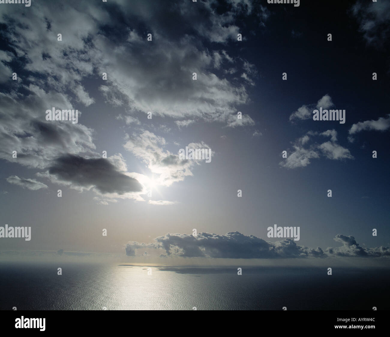 Wolkenstimmung, dunkle Wolken am Himmel ueber dem Meer, La Palma ...