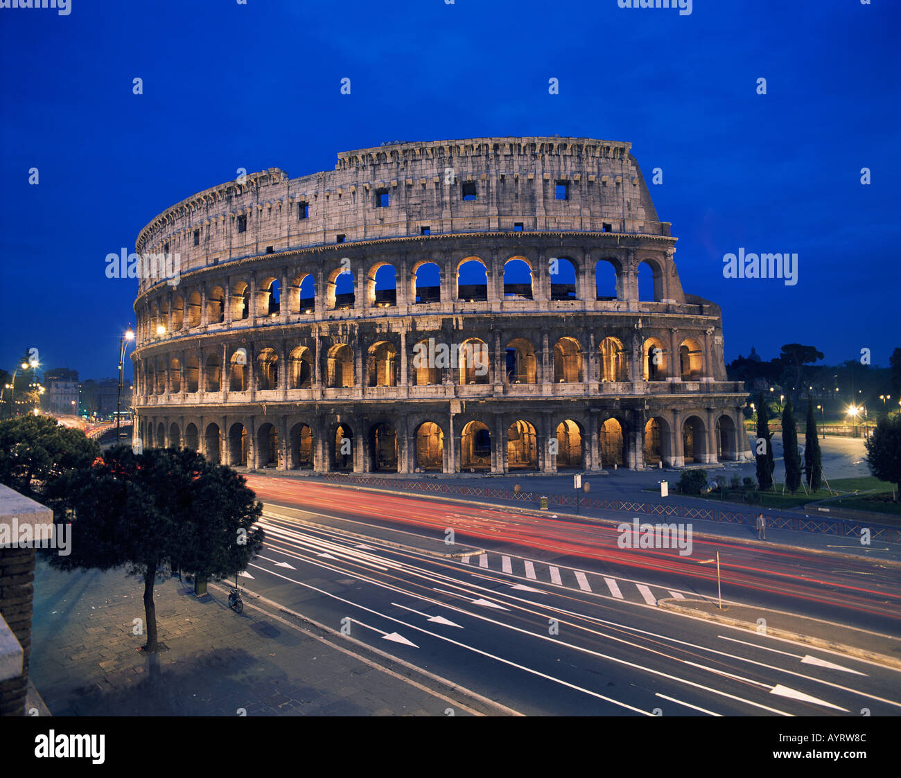 Kolosseum in Rom bei Nacht Stock Photo - Alamy