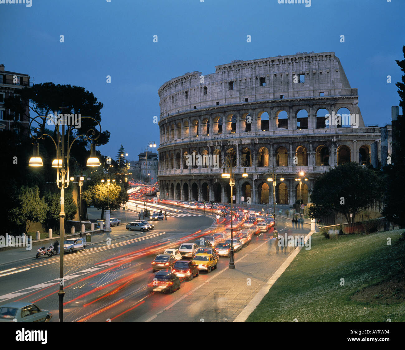 Kolosseum in Rom bei Nacht Stock Photo - Alamy