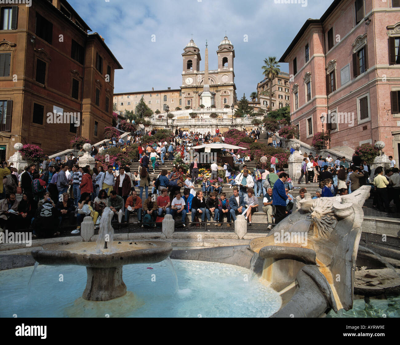 Spanische Treppe mit Touristen und Kirche Trinite dei Monti in Rom ...