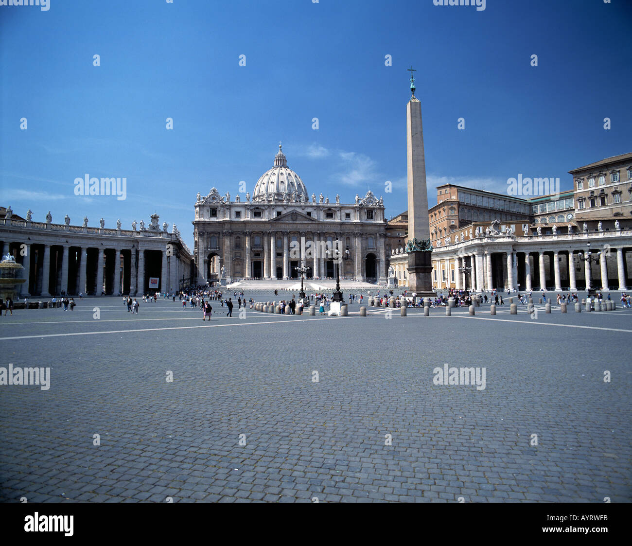 Petersplatz mit Peterskirche und Apostolischem Palast in Rom und im ...
