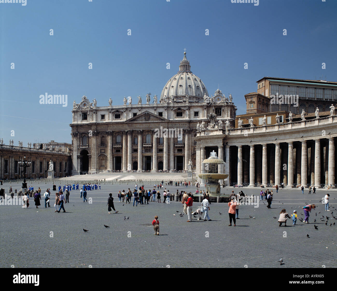 Petersplatz mit Peterskirche und Apostolischem Palast in Rom und im ...