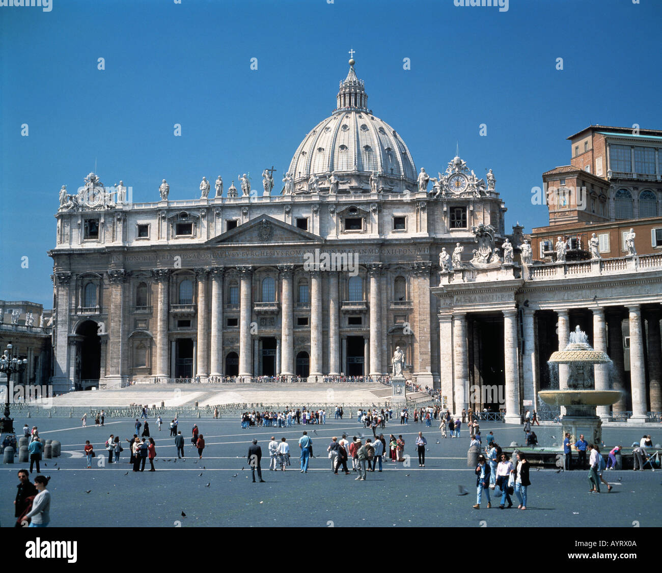 Petersplatz und petersdom hi-res stock photography and images - Alamy