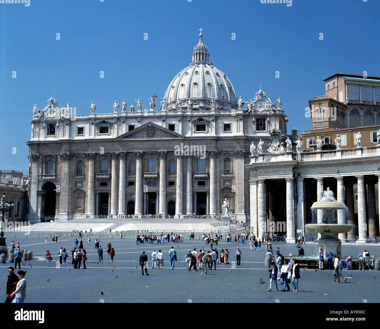 Petersplatz mit Peterskirche und Apostolischem Palast in Rom und im ...