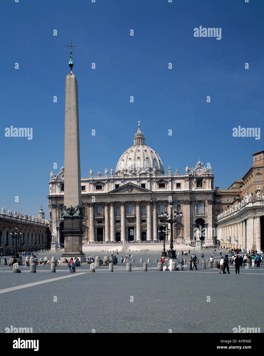 Petersplatz mit Peterskirche in Rom und im Vatikan Stock Photo - Alamy