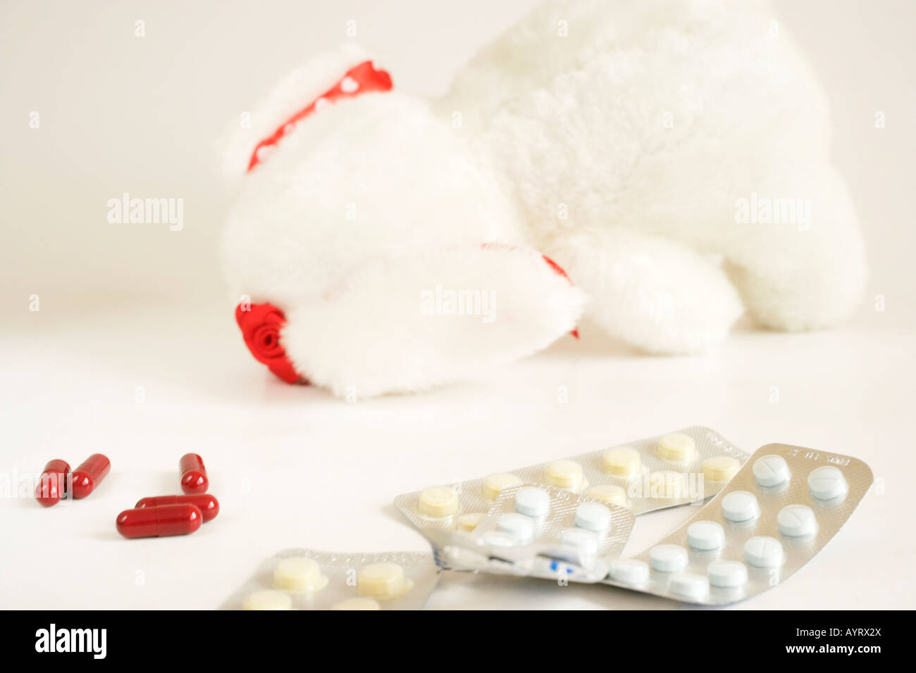 Overdose: teddy bear and pills Stock Photo - Alamy