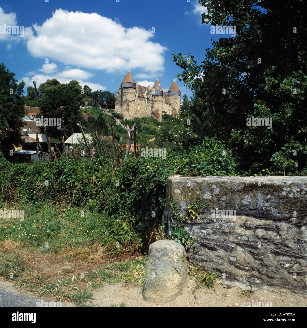 Schloss Culan, Blick ueber eine Felssteinmauer, Culan, Loiretal ...