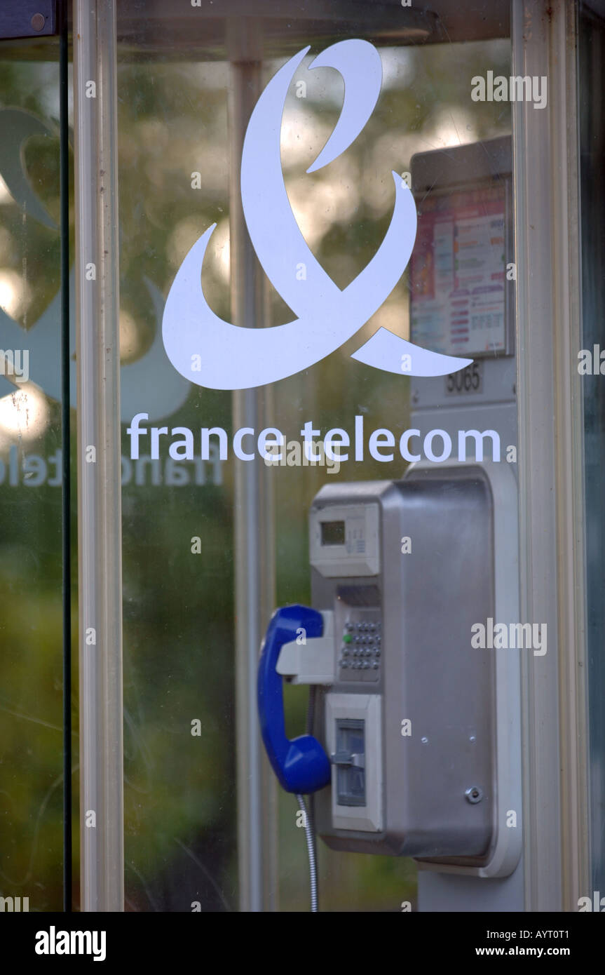 French telephone booth hi-res stock photography and images - Alamy