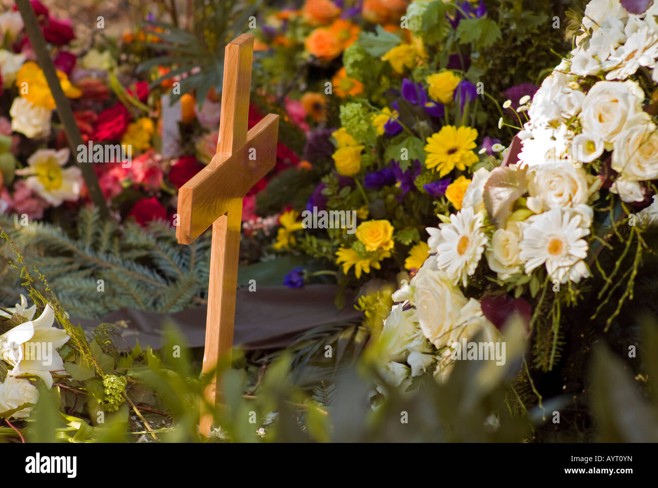 Flowers grave gravesite cemetery hi-res stock photography and images ...