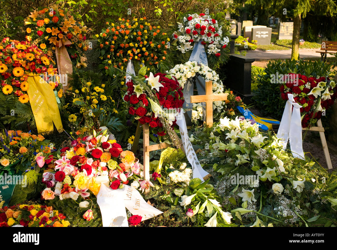Flowers grave gravesite cemetery hi-res stock photography and images ...
