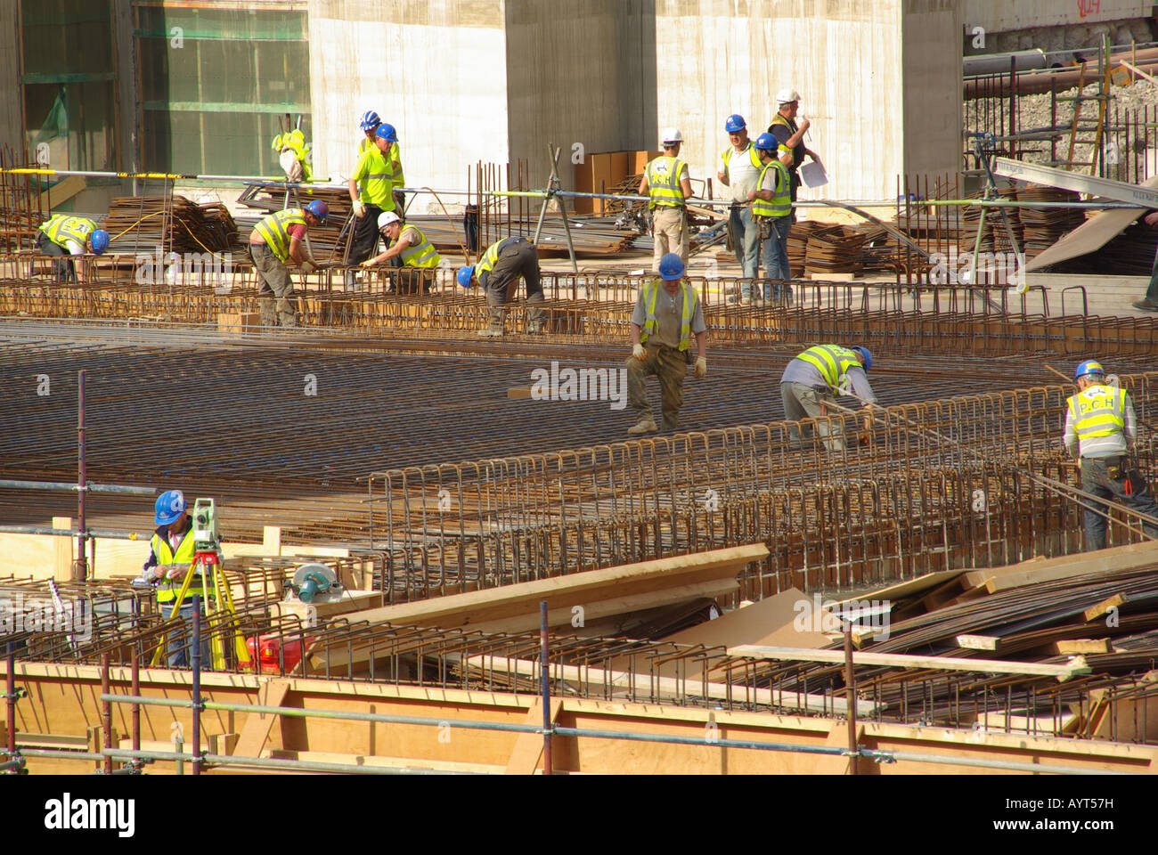Workmen working steel reinforcement hi-res stock photography and images ...