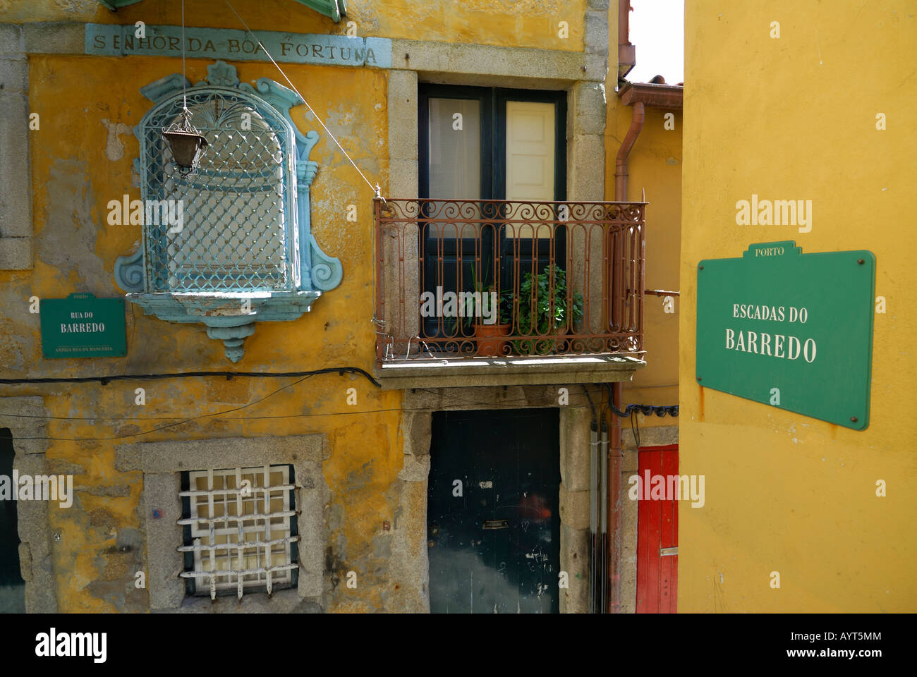 the colorful back street of Barredo on the waterfront in Porto Stock ...