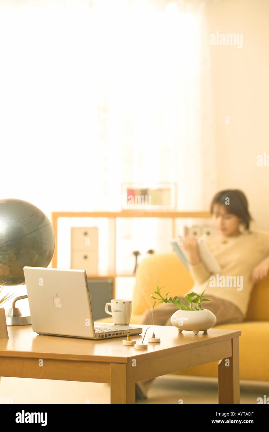 Teens reading computer book hi-res stock photography and images - Alamy