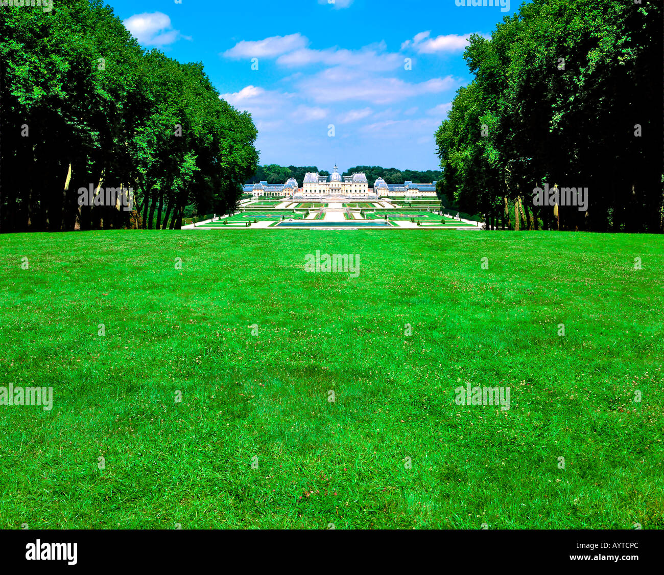 Green field with castle in the distance Stock Photo - Alamy
