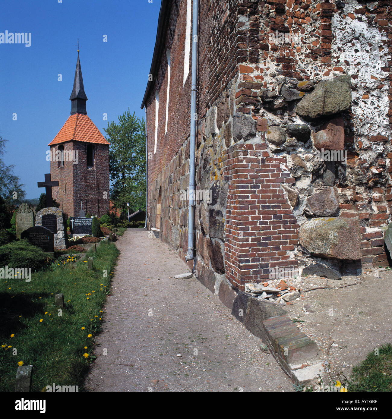 Friedhof an der Kirche in Friedeburg-Etzel, freistehender Kirchturm ...