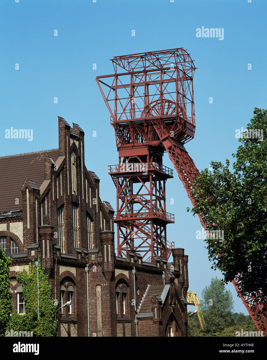 Foerderturmgeruest und Zechengebaeude der Zeche Bonifacius in Essen ...