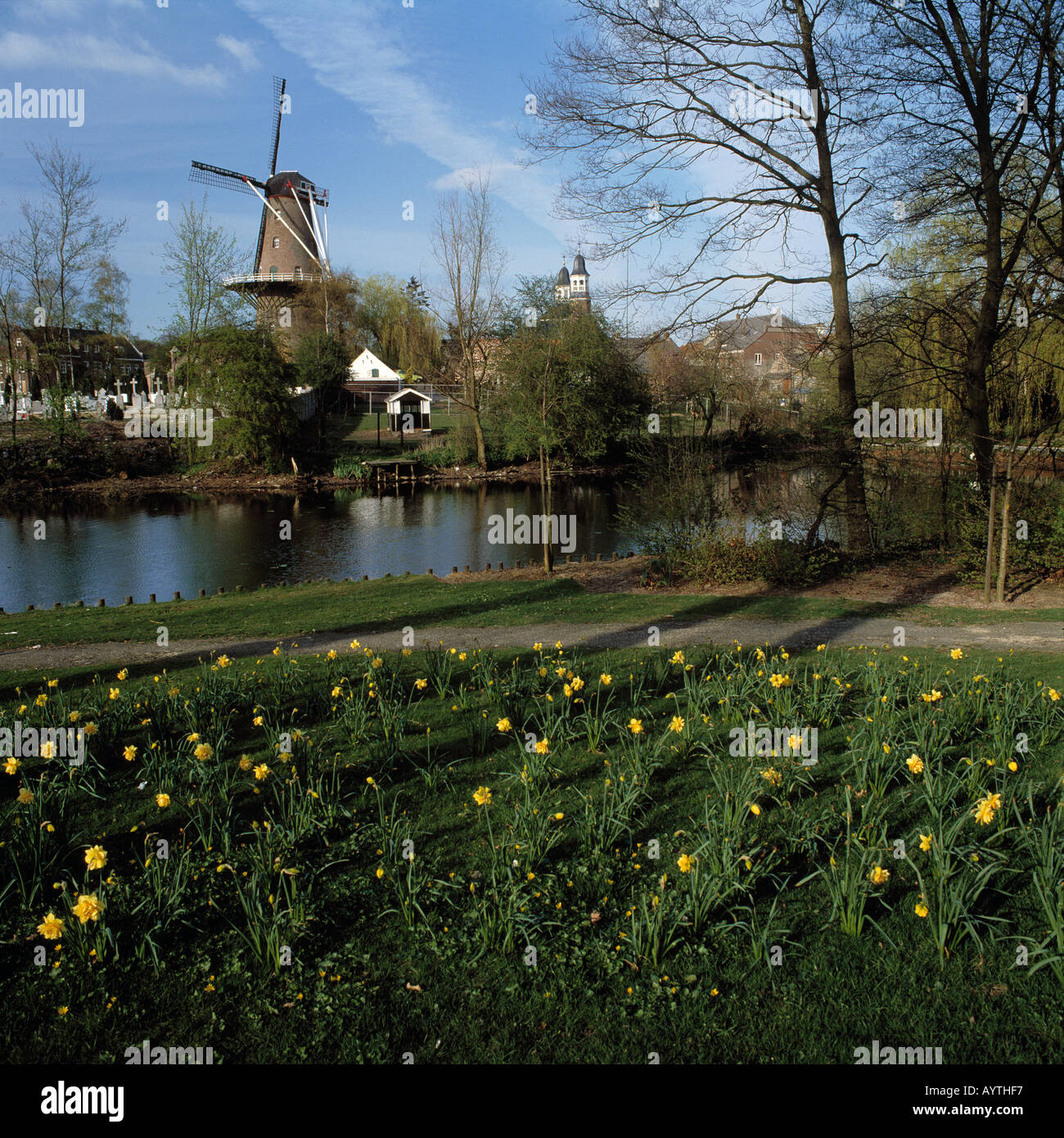 Ortsansicht und Windmuehle von Ravenstein, Nordbrabant Stock Photo - Alamy