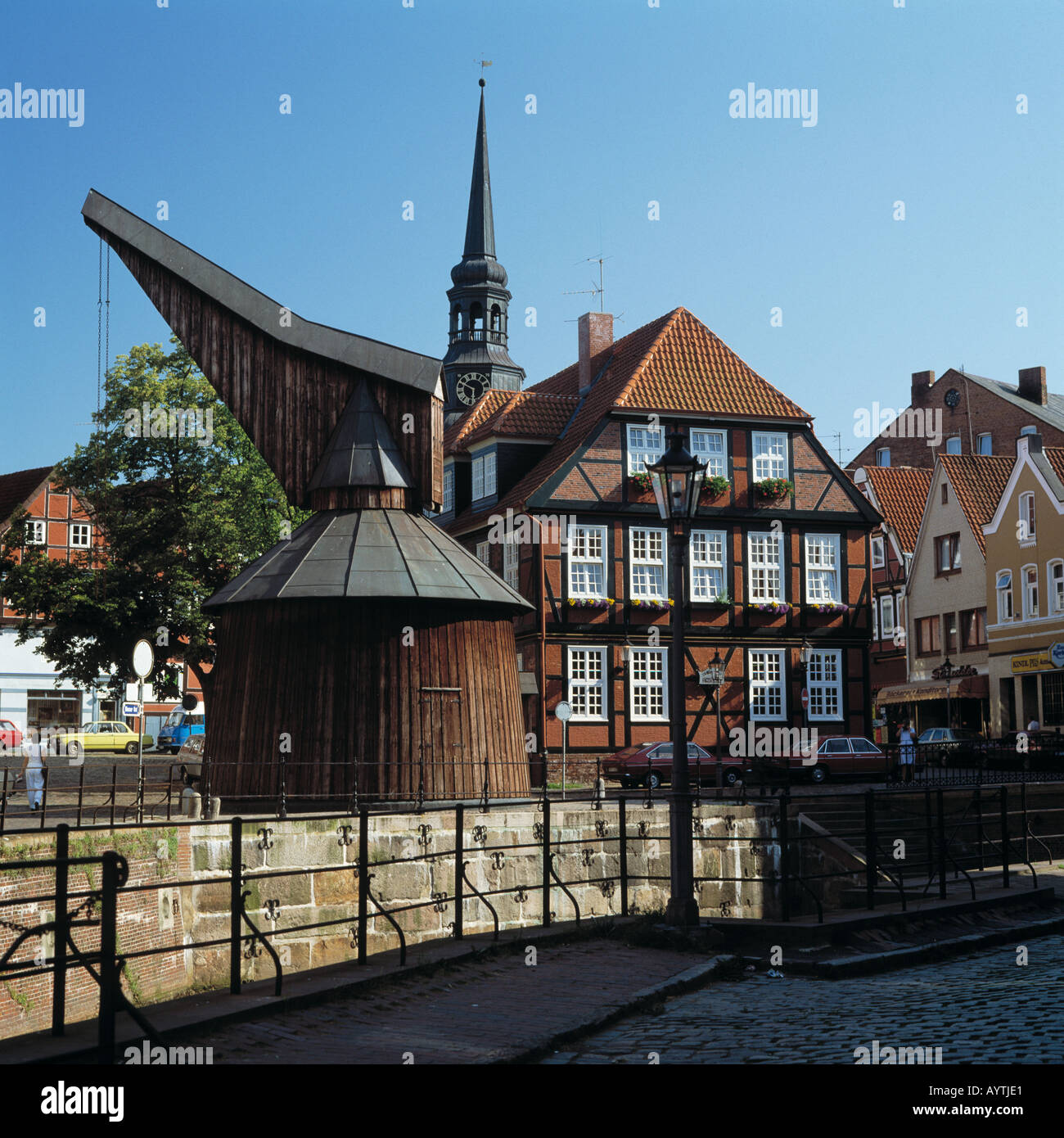 Altstadtansicht, historischer Kran, St. Wilhadi-Kirche und Weinhaus ...