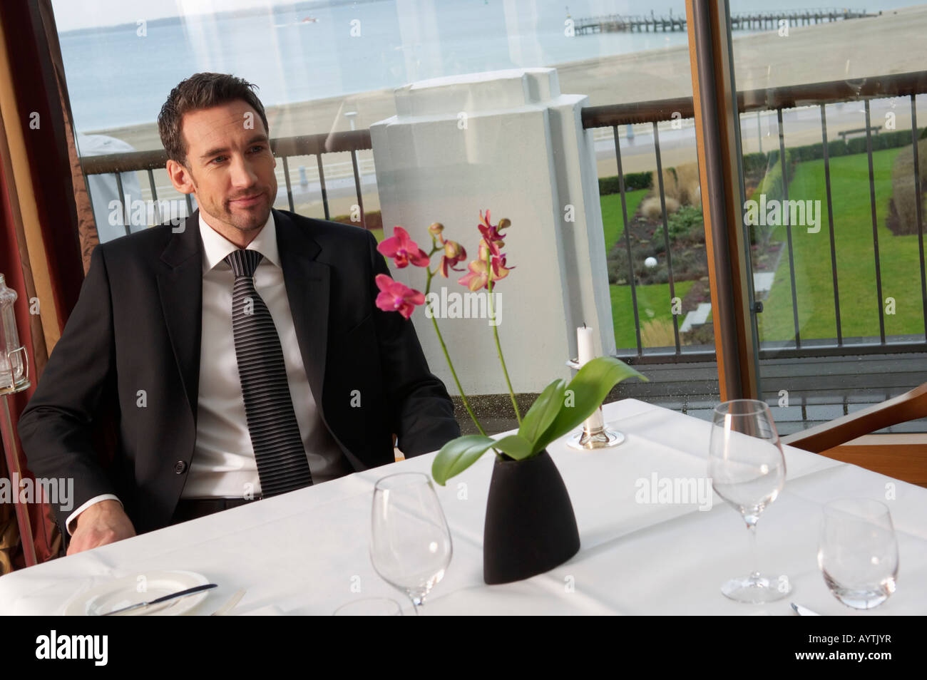 Waiting restaurant table hi-res stock photography and images - Alamy