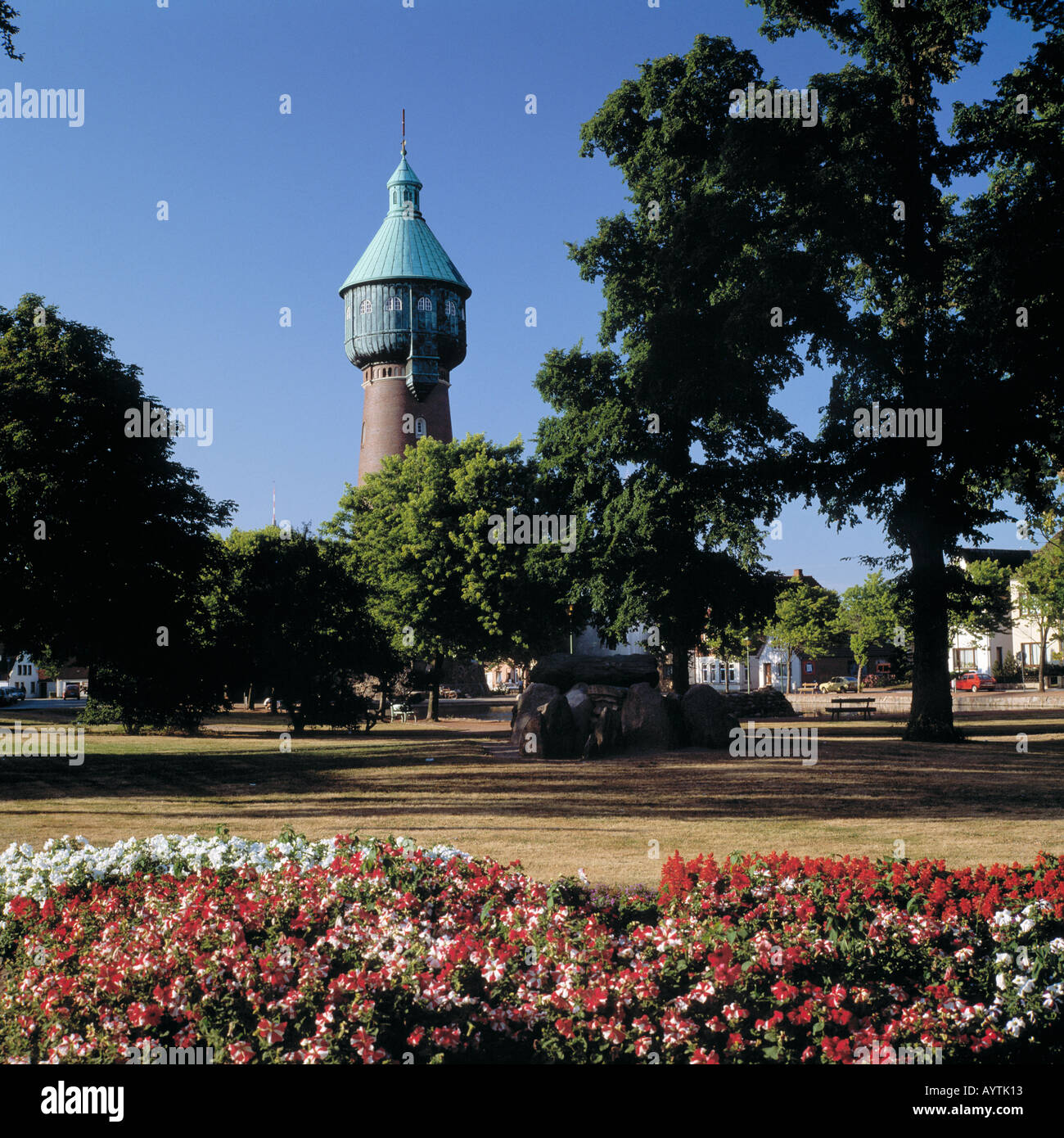 Stadtpark mit Wasserturm, Blumenbeete, Heide, Dithmarschen, Schleswig ...