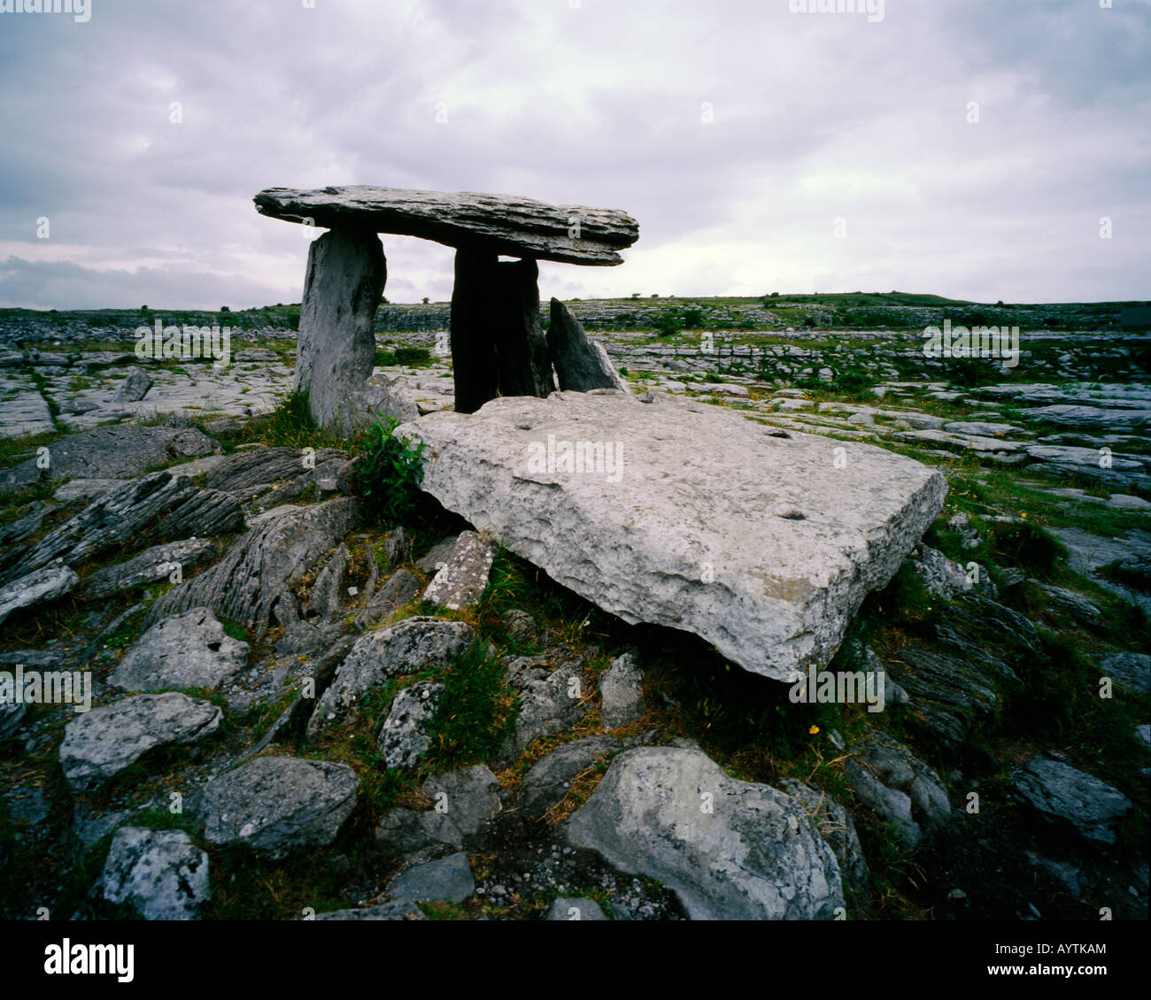 poulnabrone dolmen in the burren, west of ireland Stock Photo - Alamy