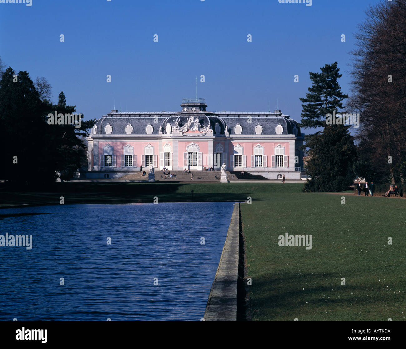 Schloss Benrath, Spaetbarock, Schlossgarten, Schlosspark, Spiegelweiher ...