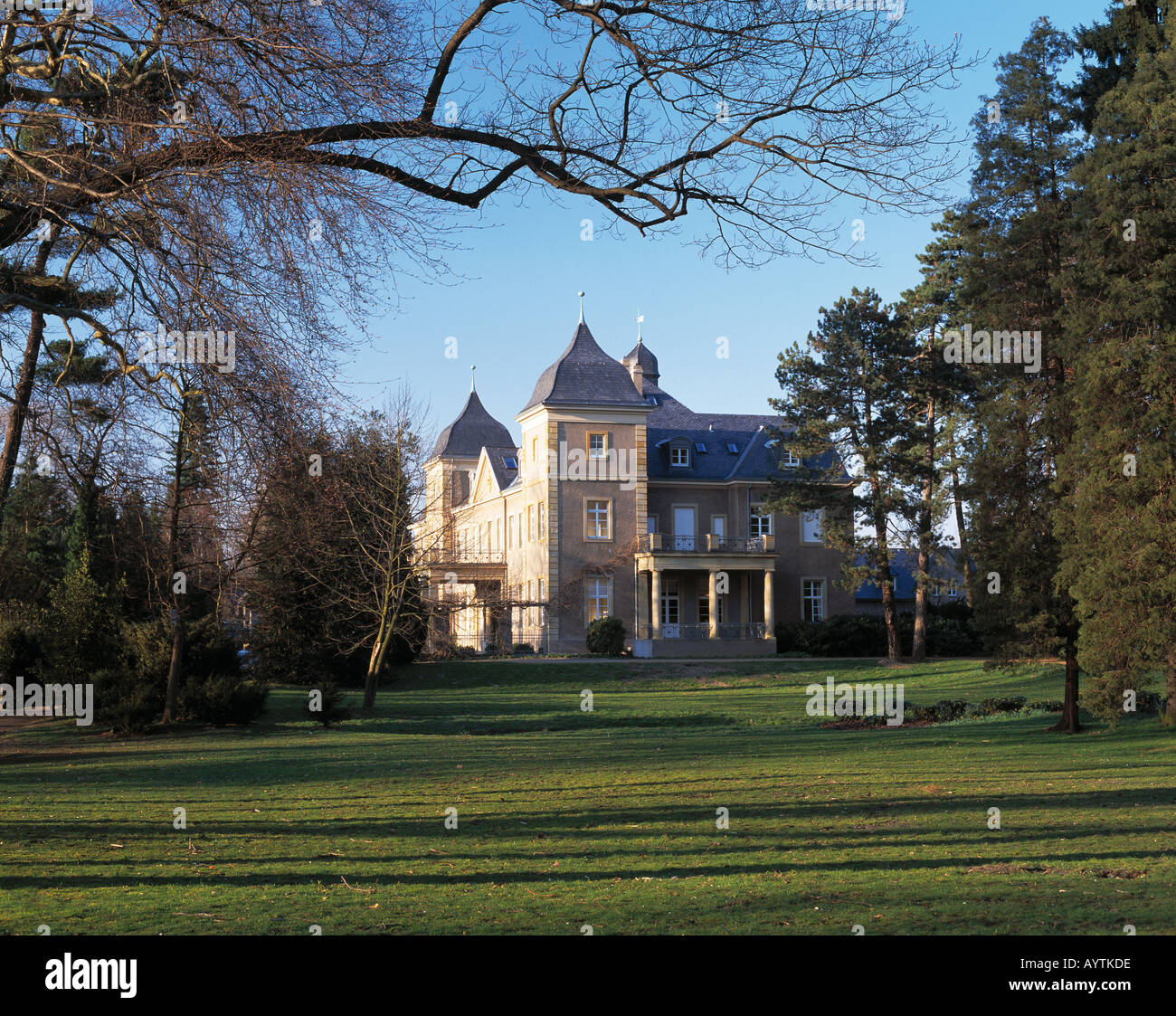 Schlosspark mit Schloss Garath im Fruehling, Schlossgarten, Duesseldorf ...