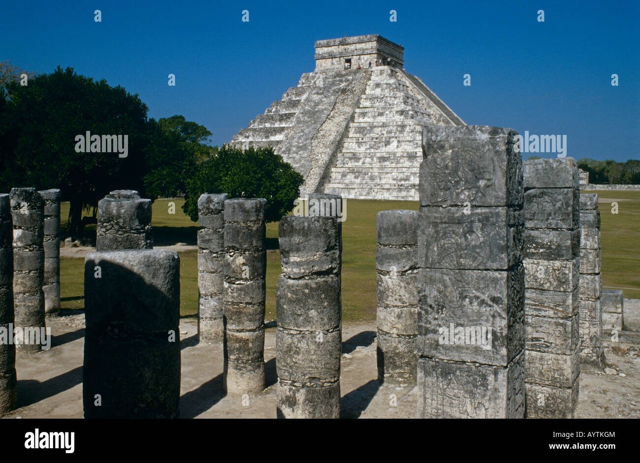 chichen itza pyramid and columns mexico Stock Photo - Alamy